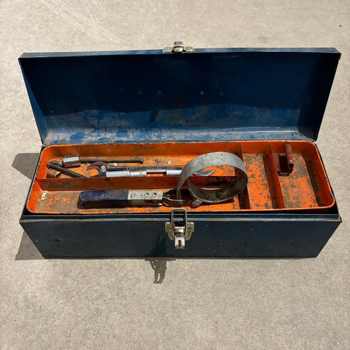 Vintage Metal Toolbox – Rust-Patina Finish & Multi-Compartment Storage ...
